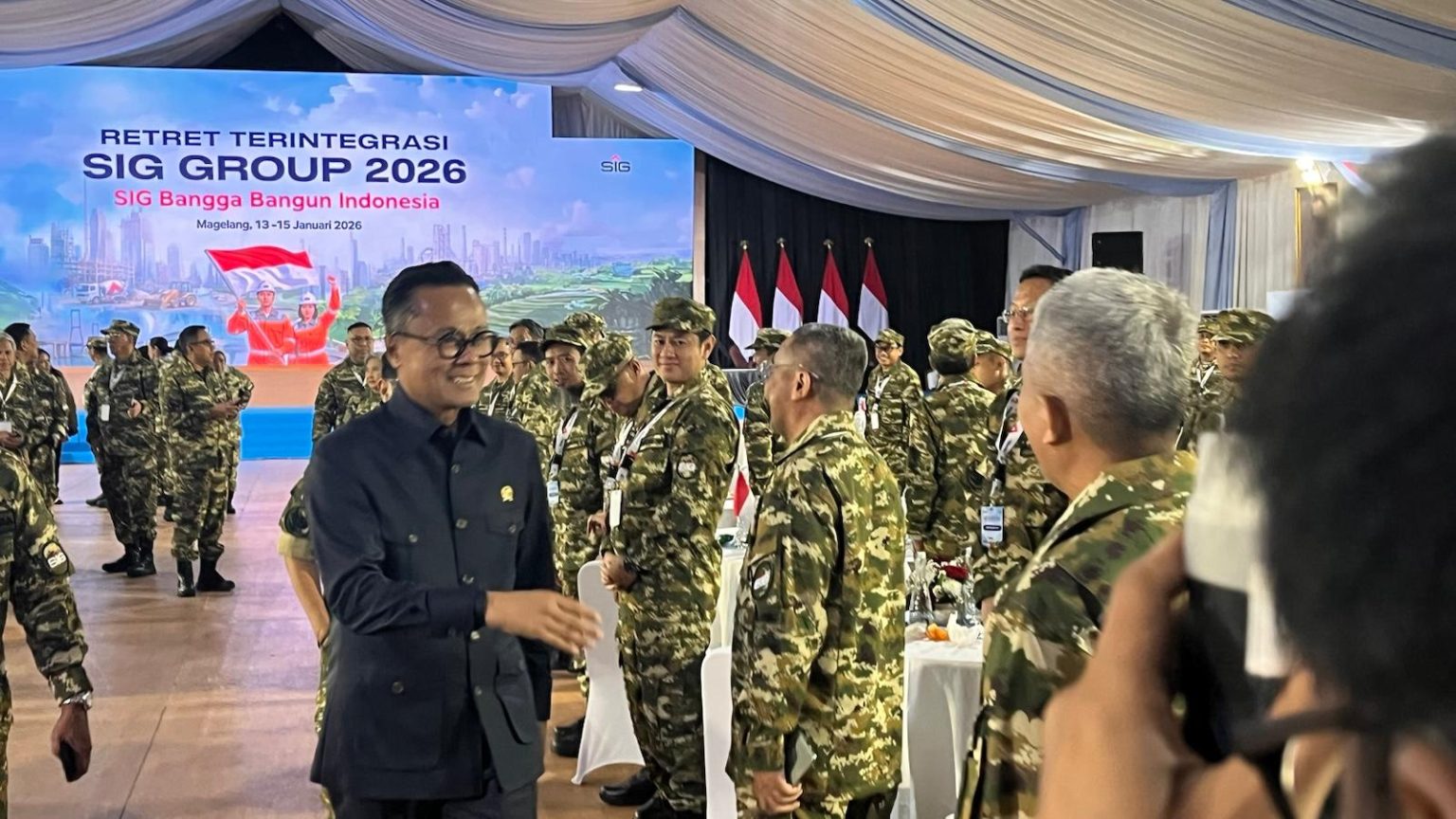 Di Kaki Gunung Tidar Dony Oskaria Beri Arahan untuk Petinggi Semen ...