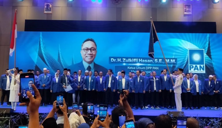 Zulhas Lantik Indra Dt. Rajo Lelo Ketua DPW PAN Sumbar - rakyatsumbar.id